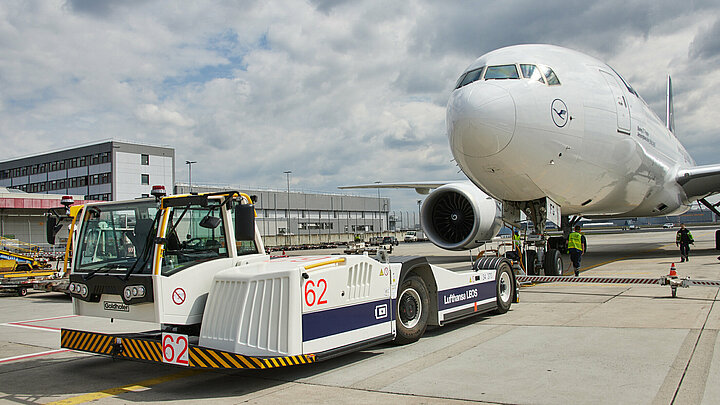 Emission-free aircraft towing - Lufthansa Group Innovation Runway
